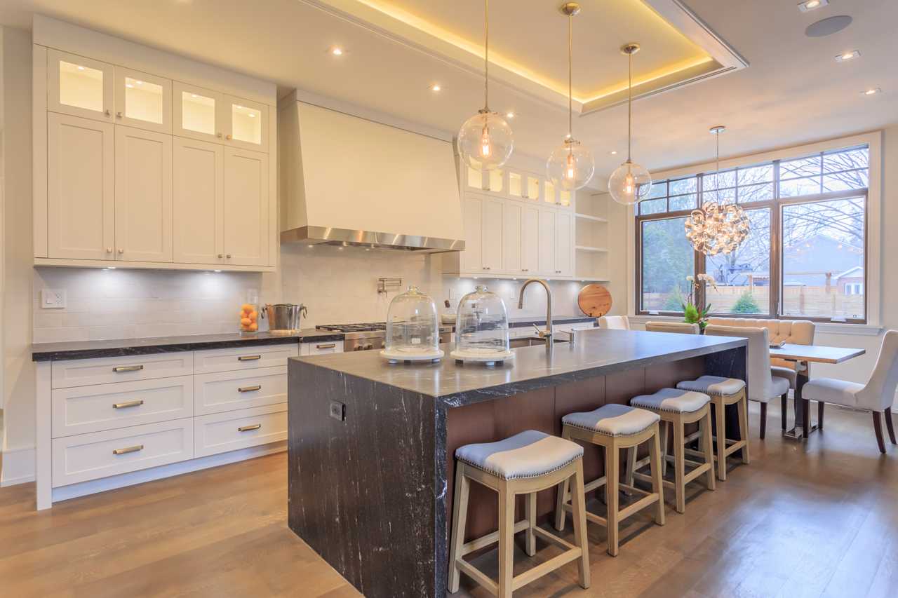 Custom transitional kitchen | Luxury design Kitchen in Chartwell Rd ...